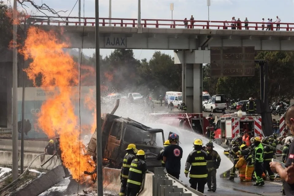 Tanque de pipa presentó ruptura tras choque.- FGJ-CDMX - Ingrata Noticias